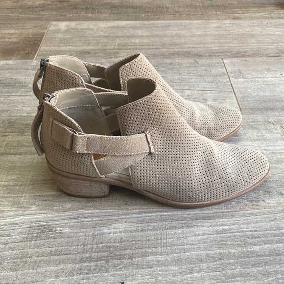 DV by Dolce Vita | Shoes | Dolce Vita Taupe Tan Perforated Strap Buckle ...